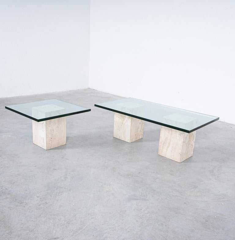 Travertin-Tische aus drei Blöcken mit Glasplatten, Italien, um 1970 im ...
