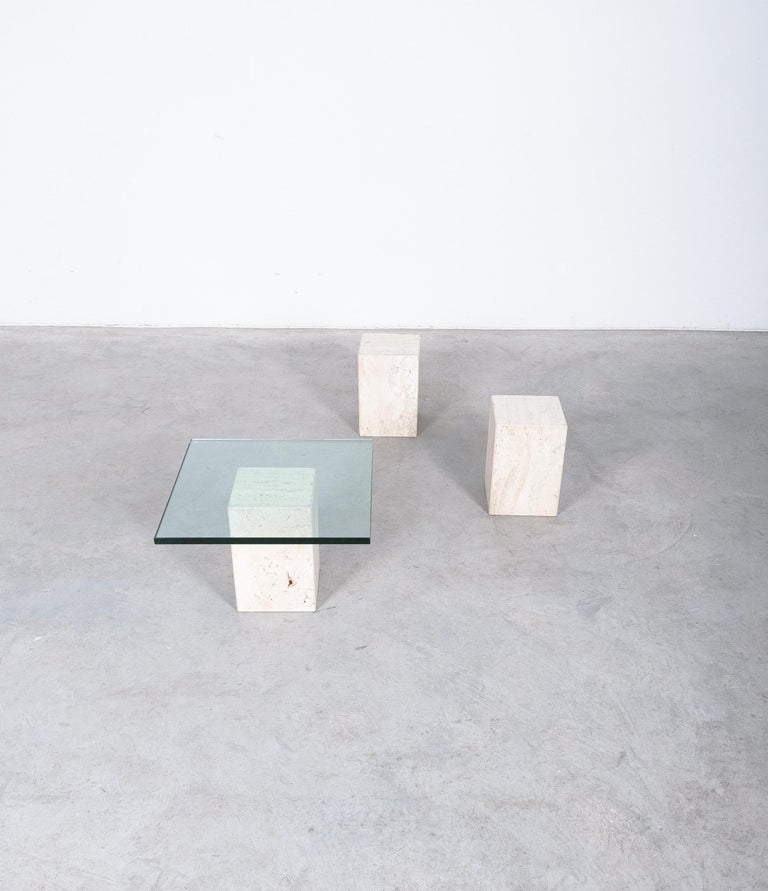 Travertin-Tische aus drei Blöcken mit Glasplatten, Italien, um 1970 im ...