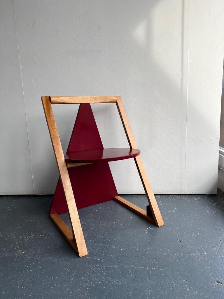 Dreieckiger Stuhl aus Holz im Memphis-Stil im Angebot bei 1stDibs