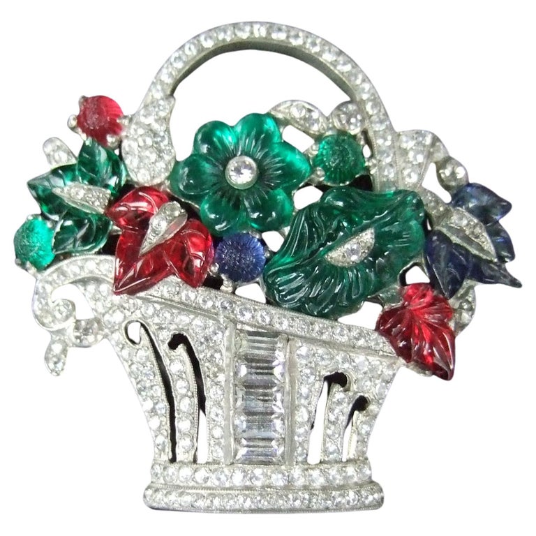 Trifari Art Deco geschnitzter Glas-Blumenkorb Tutti Obstti Brosche ca. 1930er Jahre im Angebot ...