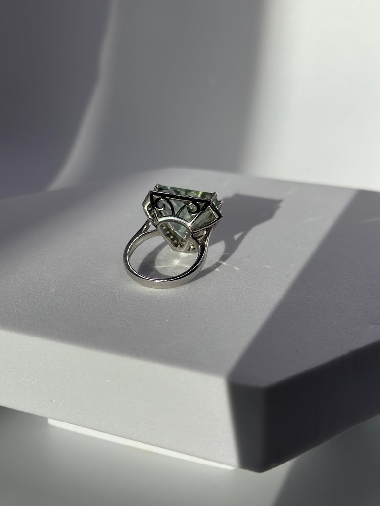 9k gold 16.1ct trilliant cut prasem quartz ring For Sale at 1stDibs