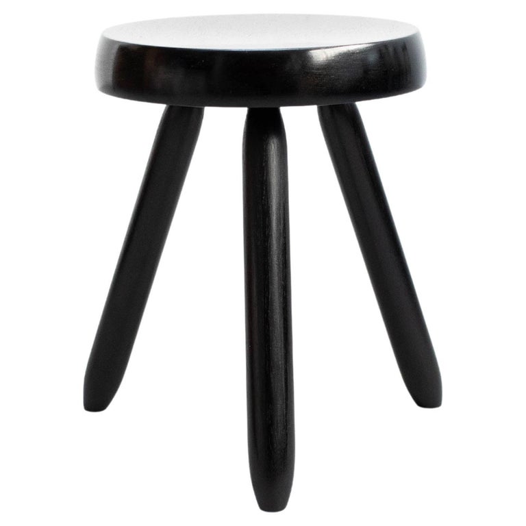 Tabouret tripode en bois dans le style de Charlotte Perriand En vente ...