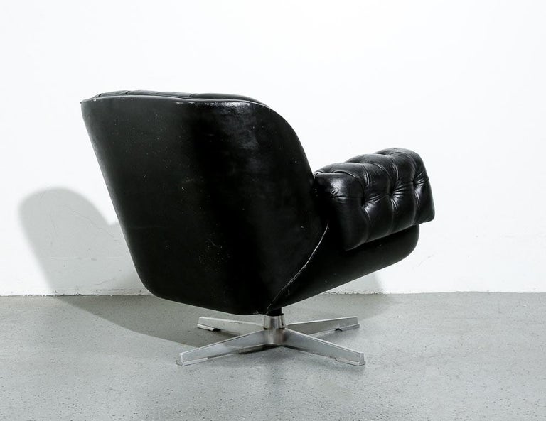 Tufted Leather Lounge Chair in the Style of Ward Bennett For Sale at ...