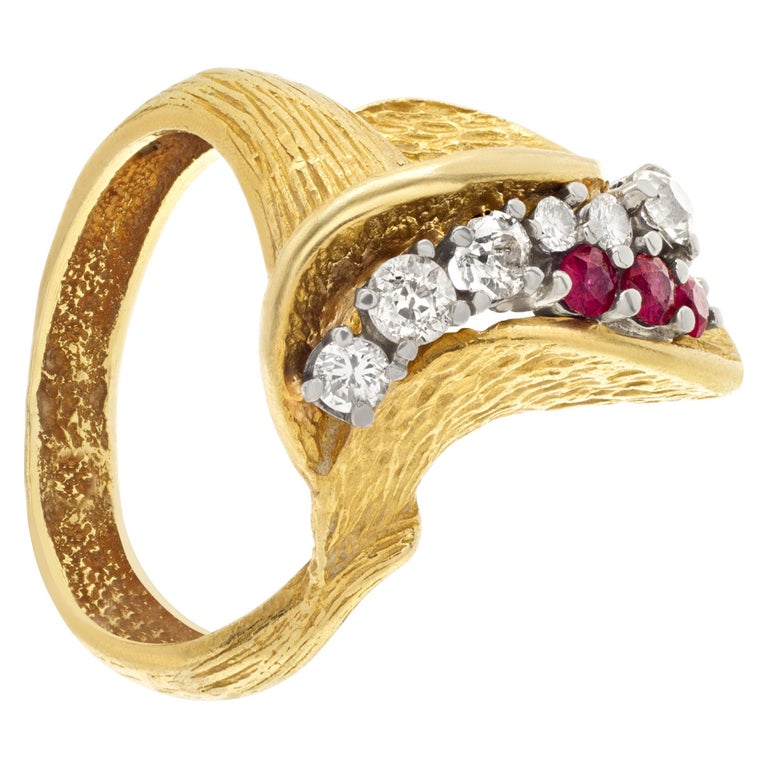 Tulip Design Ruby and Diamond Ring in 18k Yellow Gold For Sale at 1stDibs