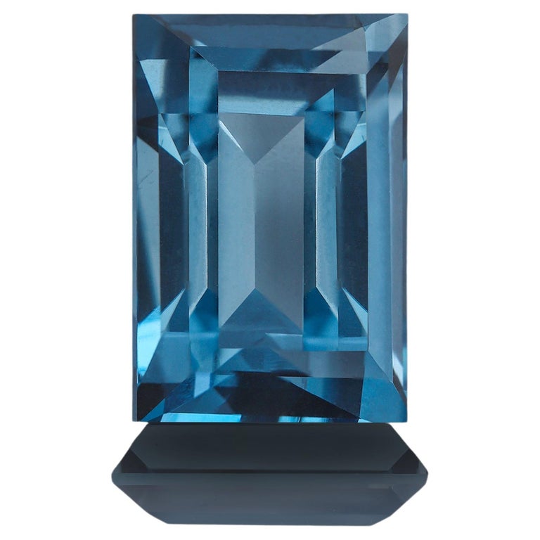 Unique Deep Blue Topaz Gemstone 17.56 Carats For Sale at 1stDibs