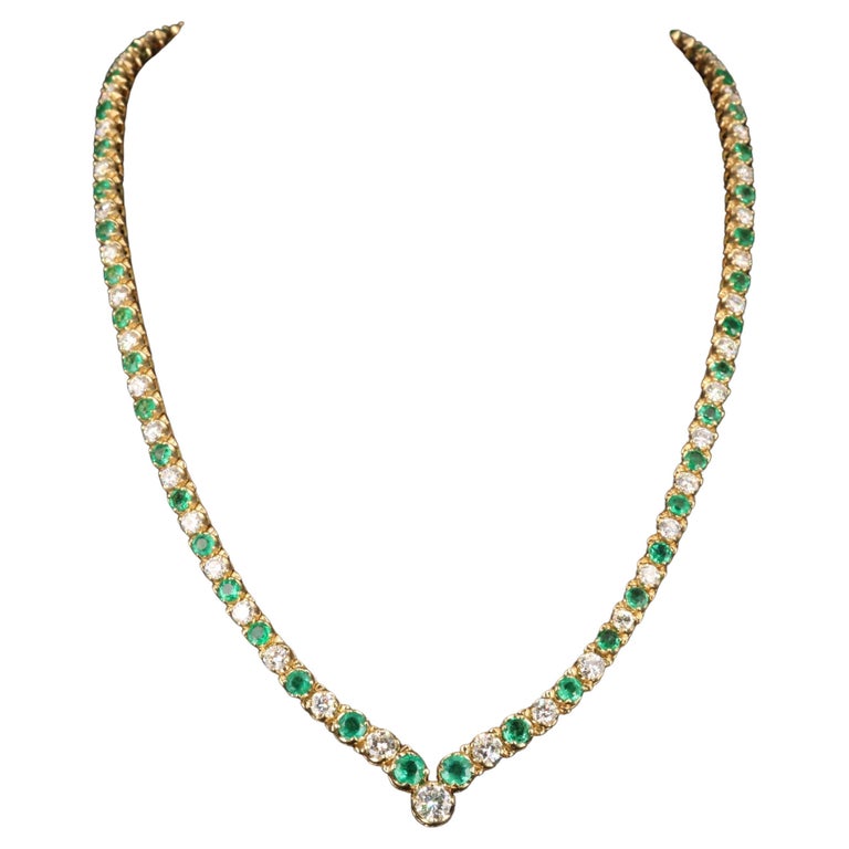 Collier chevron unique en diamants émeraudes de taille ronde En vente ...