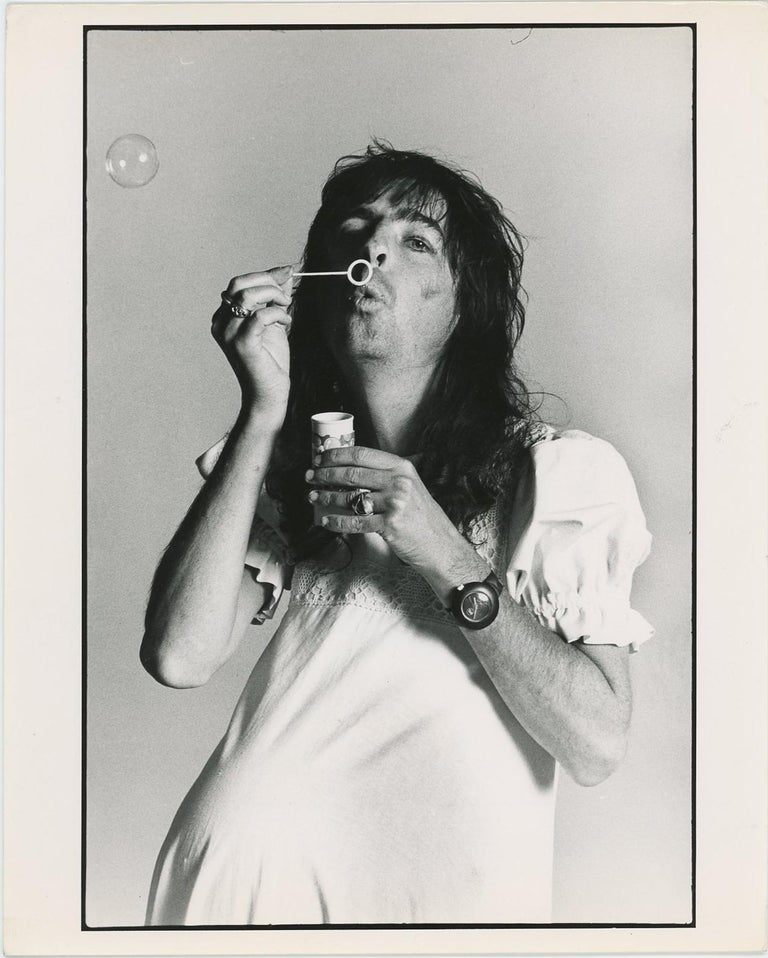 Unknown - Alice Cooper Photoshoot 1975 For Sale at 1stDibs