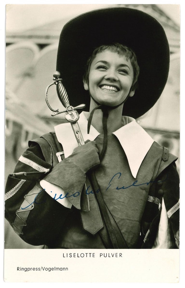 Unknown – Autographisches Porträt von Liselotte Pulver - Original b/w ...