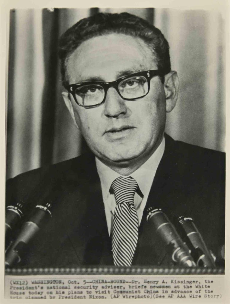 Unknown - Henry Kissinger - Vintage Press Print - 1970s For Sale at 1stDibs