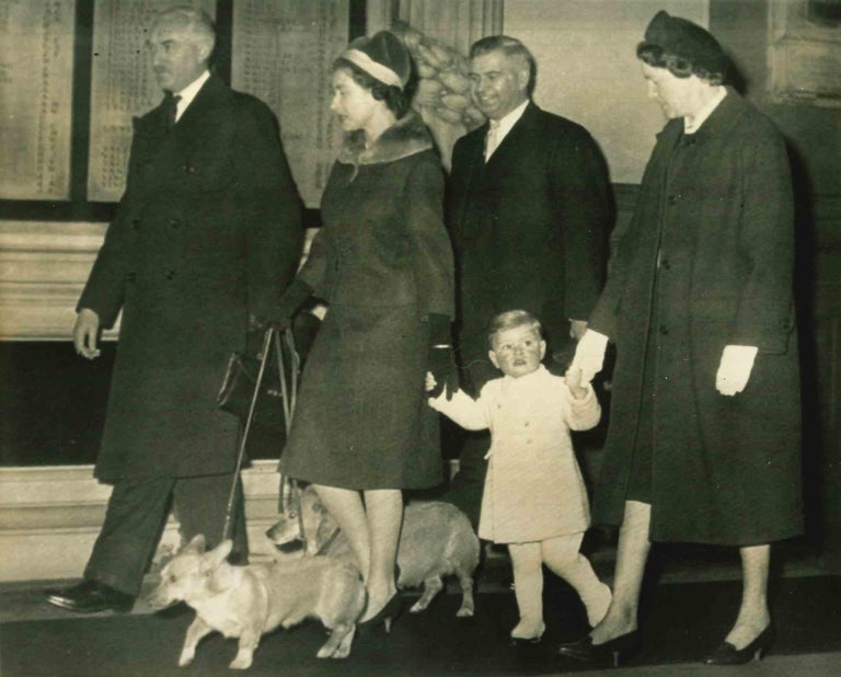 Unknown - La reine Elizabeth II et le bébé prince Andrew Photographie d ...