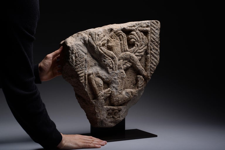 Unknown - Relief en pierre étrusque ancien d'un dieu ailé sur 1stDibs