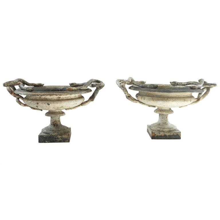 Urnes en forme de serpent blanc en fonte du Val d'Osne En vente sur 1stDibs