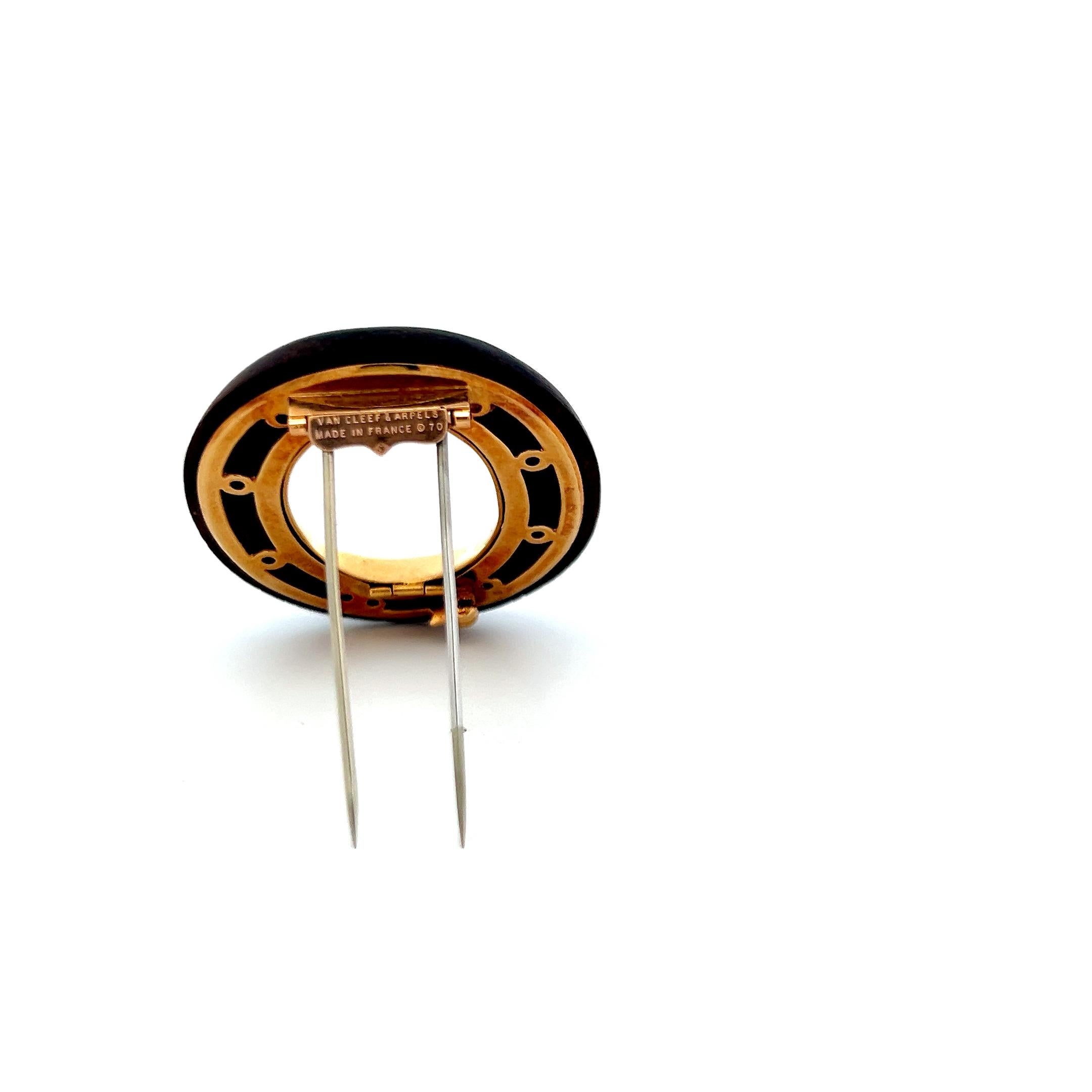 Van Cleef and Arpels 18K Yellow Gold and Wood Vintage Oval Pin Brooch ...
