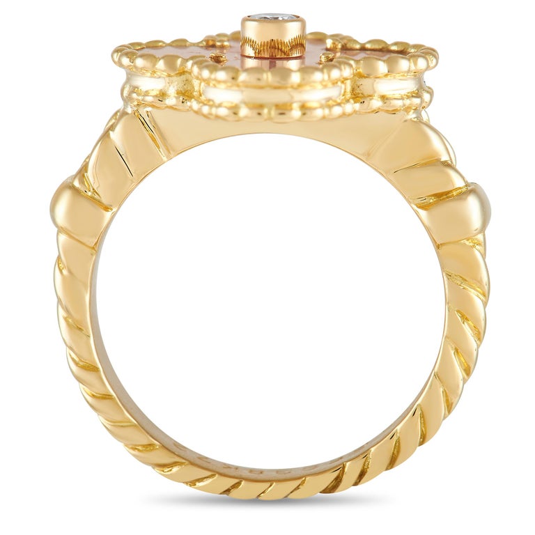 Van Cleef and Arpels Alhambra Korallenring aus 18 Karat Gelbgold im ...