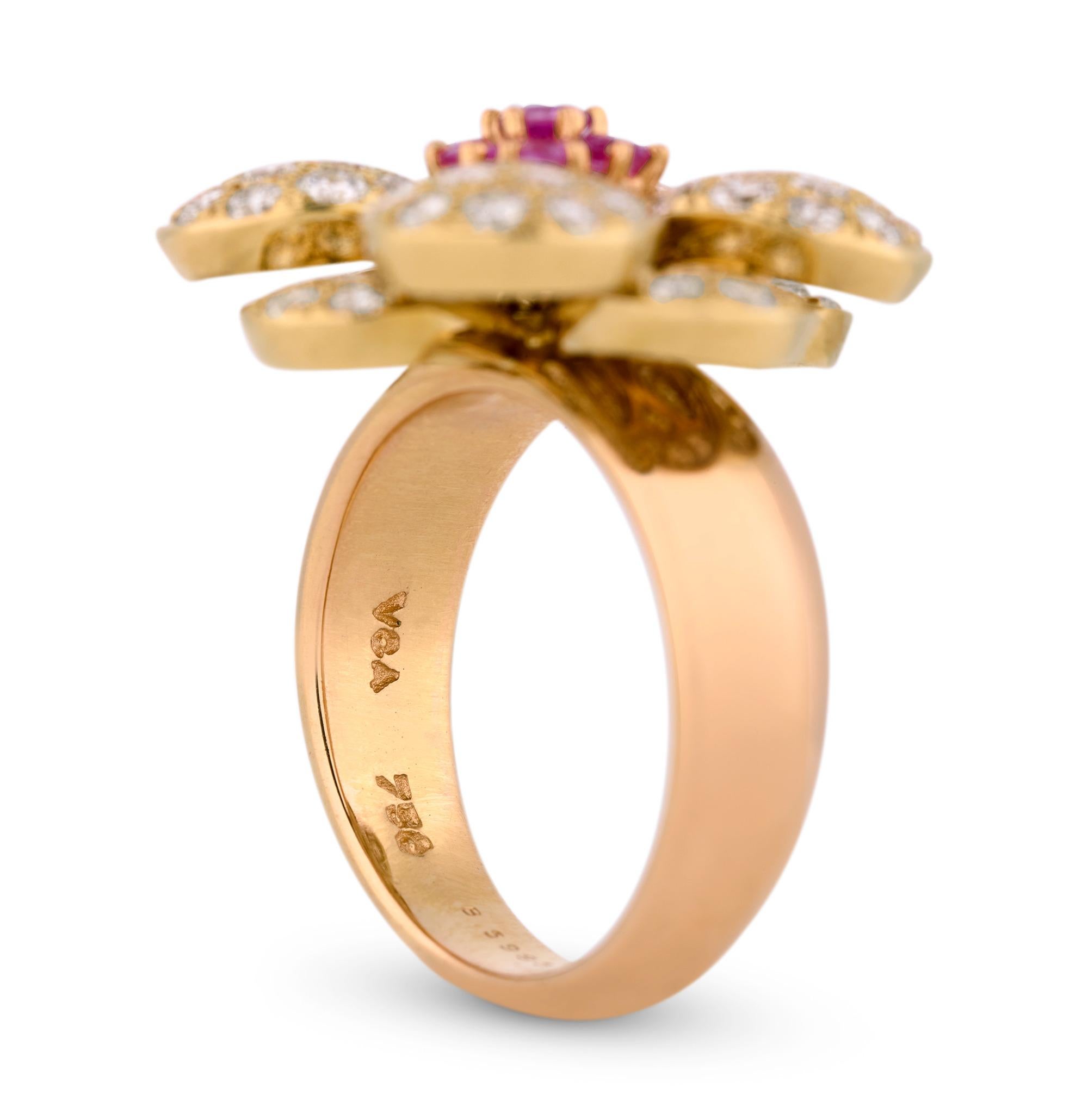 Van Cleef and Arpels Diamond Flower Ring, 1.92 Carats For Sale at 1stDibs