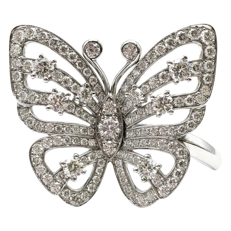 Van Cleef and Arpels Diamond Flying Butterfly Between Finger White Gold ...