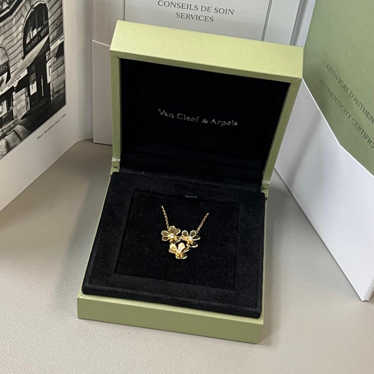 Van Cleef and Arpels Diamond Frivole 3 Flower Pendant Necklace 18K ...