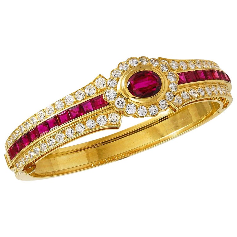 Van Cleef and Arpels Diamond Ruby Yellow Gold Bangle Bracelet For Sale at 1stDibs
