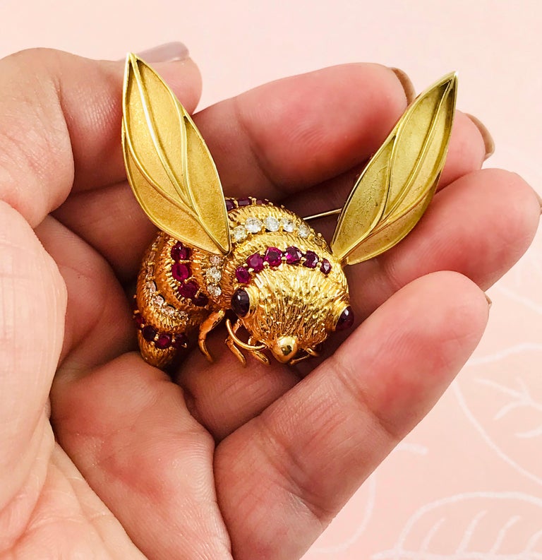 Van Cleef and Arpels Diamond Ruby Bee Brooch For Sale at 1stDibs