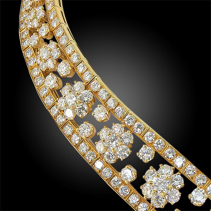 Van Cleef and Arpels Diamond Gold Snowflakes Necklace For Sale at ...