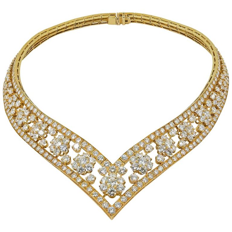 Van Cleef and Arpels Diamond Gold Snowflakes Necklace For Sale at ...
