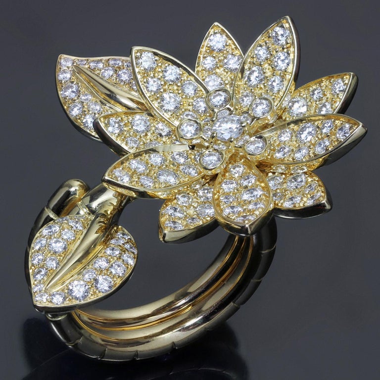 Van Cleef and Arpels Bague lotus entre les doigts en or jaune 18 carats ...