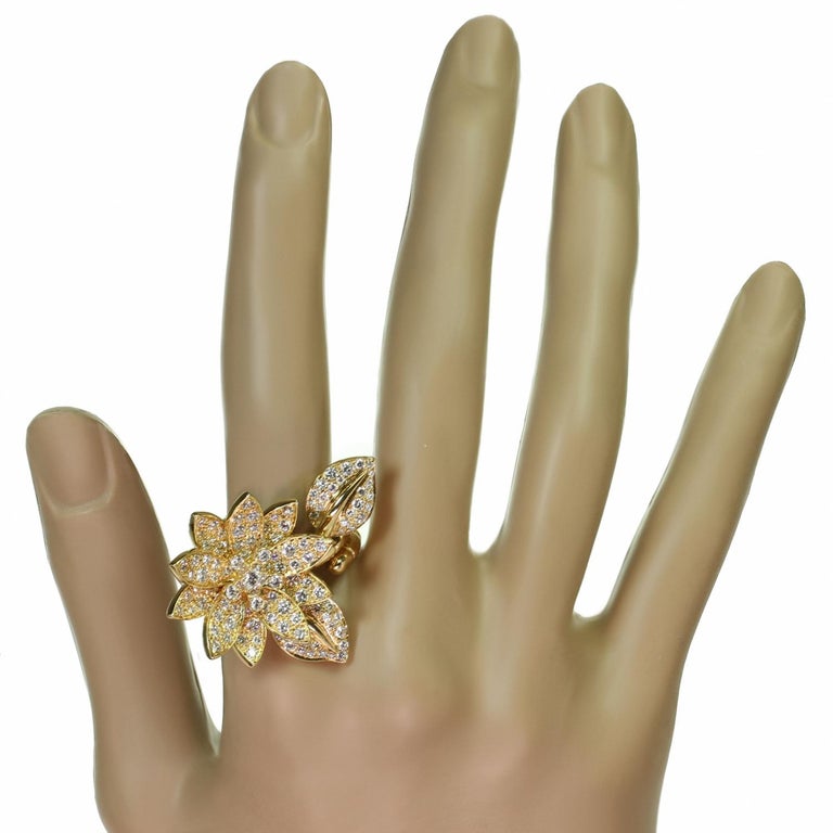 Van Cleef and Arpels Bague lotus entre les doigts en or jaune 18 carats ...