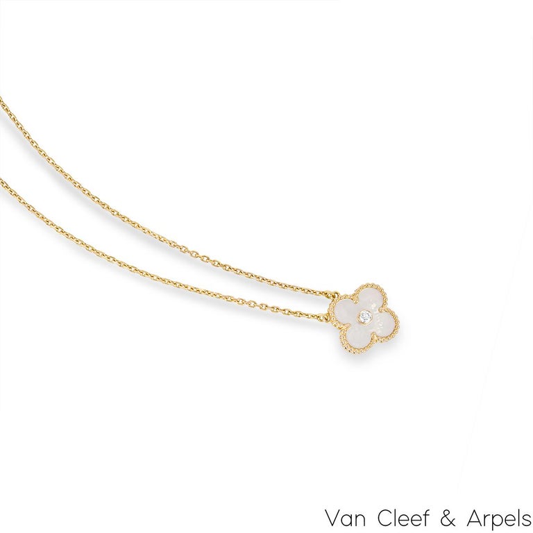Van Cleef and Arpels Pendentif de vacances Alhambra vintage en nacre ...