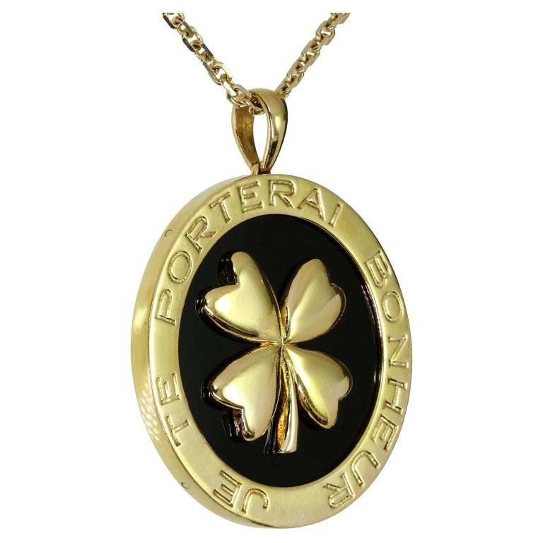 Van Cleef and Arpels Lucky Clover Black Agate 18k Yellow Gold Pendant ...