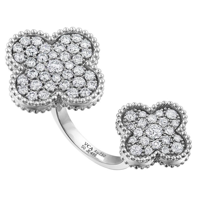 Van Cleef and Arpels Bague Magic Alhambra - 2 motifs entre les doigts ...