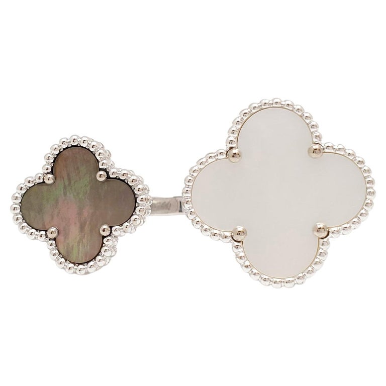 Bague « Magic Alhambra » Van Cleef and Arpels en nacre entre les doigts ...