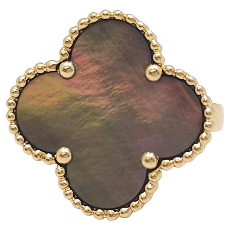 Van Cleef and Arpels Bague « Magic Alhambra » en nacre En vente sur 1stDibs