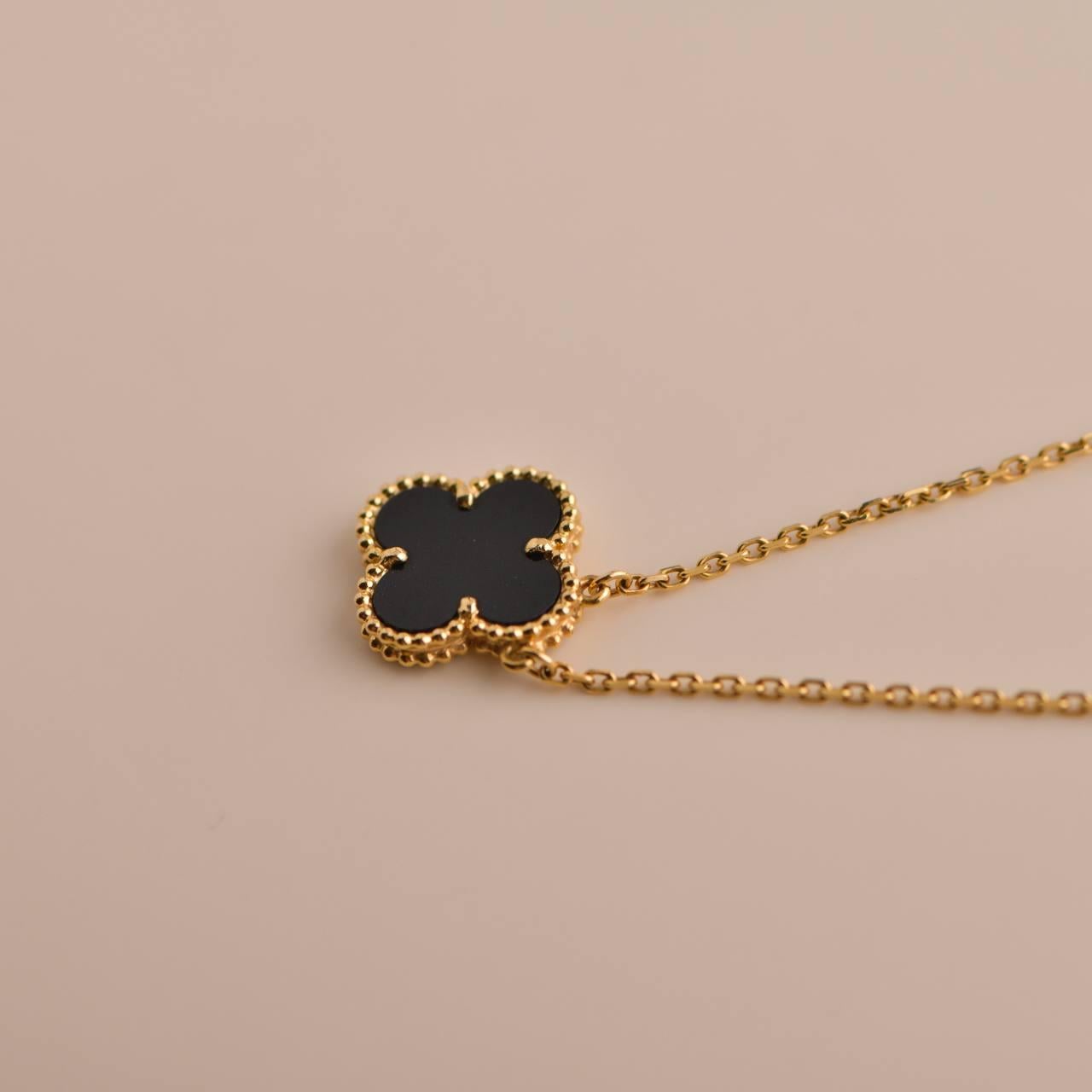 Van Cleef and Arpels Onyx Vintage Alhambra Pendant For Sale at 1stDibs
