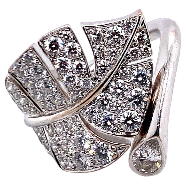 Van Cleef and Arpels White Gold Diamond Leaf Ring For Sale at 1stDibs