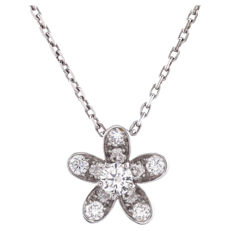 Van Cleef and Arpels, collier pendentif fleur de requin en or blanc 18 ...