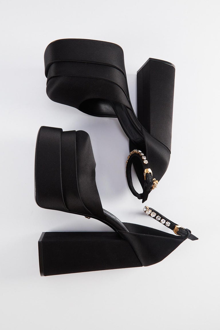 VERSACE Medusa Aevitas Platform Pumps - Size 40 For Sale at 1stDibs