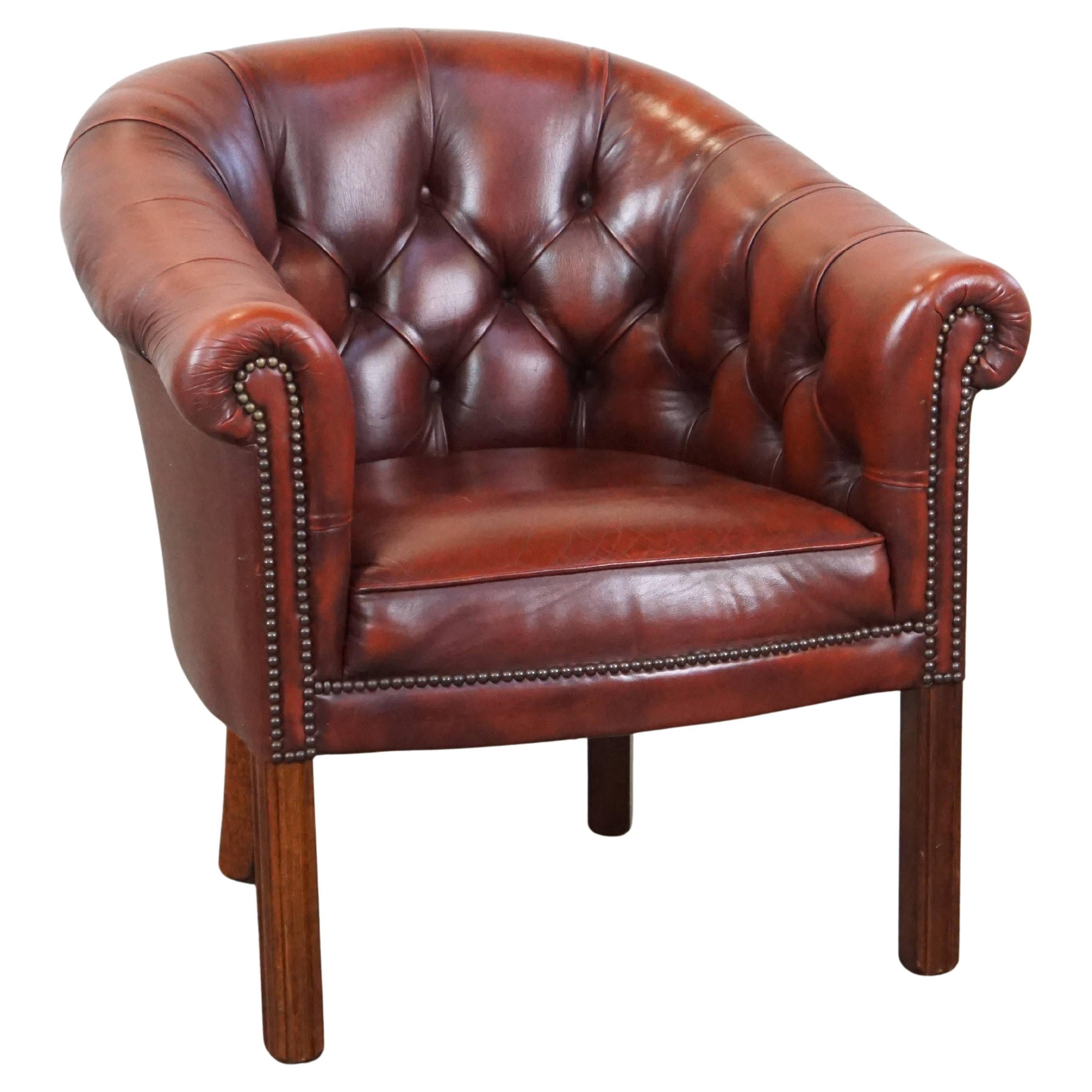 Luxurious and classic red flame-grained English leather chesterfield ...