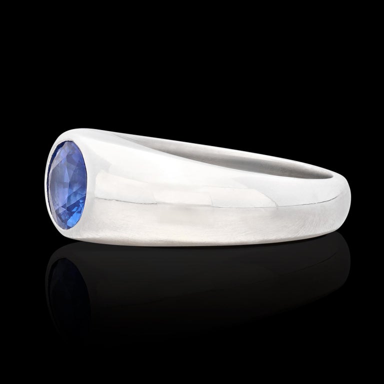 Vibrant Oval Sapphire Platinum Ring For Sale at 1stDibs