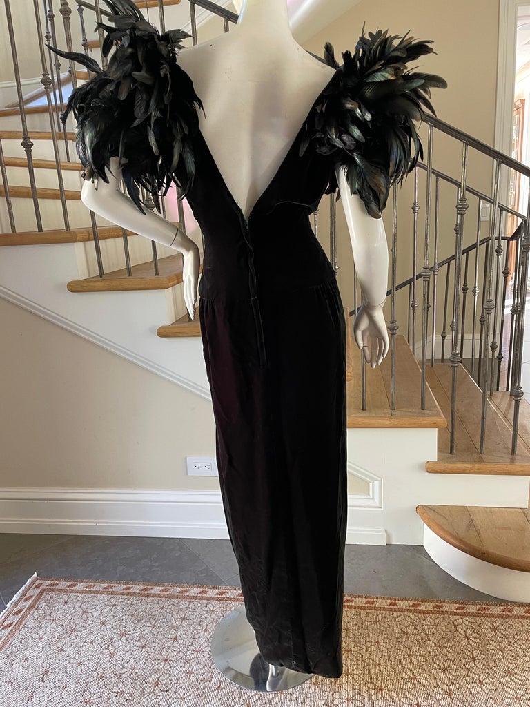 Victor Costa I Magnin 1980er Jahre Abendkleid aus grünem Samt mit Feder ...