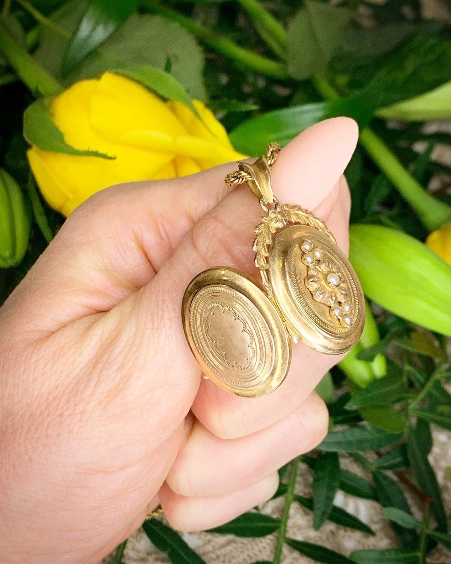 Victorian 15ct Gold and Seed Pearl Oval Locket For Sale at 1stDibs