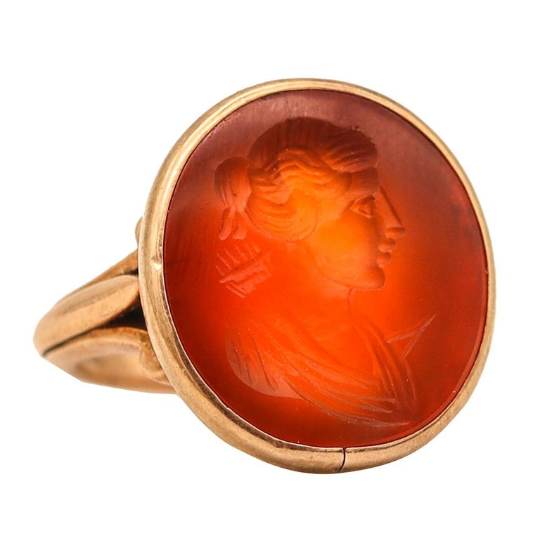 Victorian 1890 Signet Intaglio Ring in 18kt Yellow Gold with Carved ...
