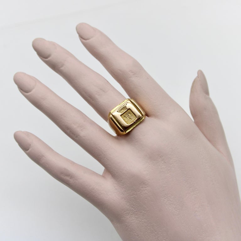 Victorian 18k Gold French Armorial Signet Ring For Sale at 1stDibs
