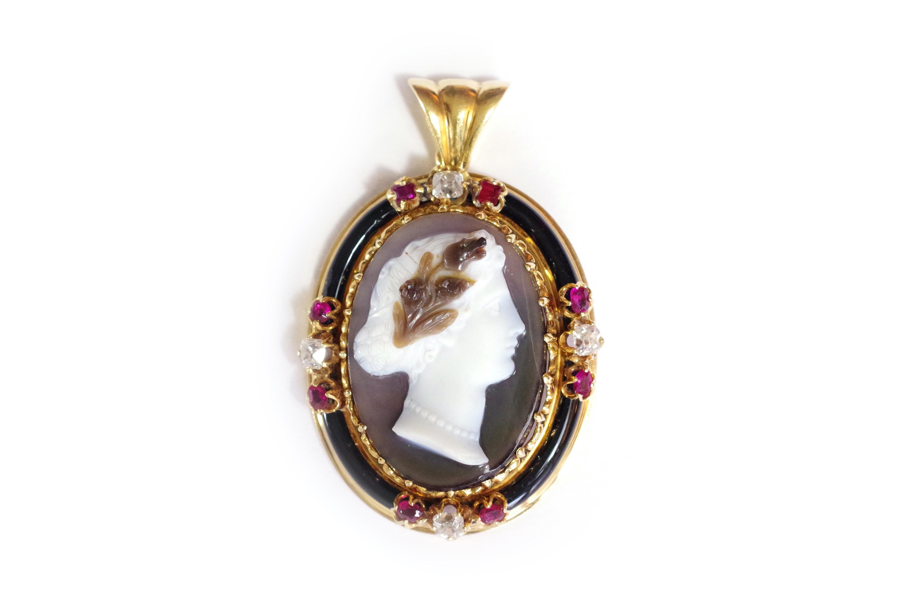 Victorian agate cameo pendant in 18k gold For Sale at 1stDibs
