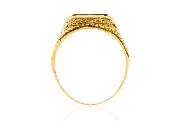 Victorian Egg Design Crest Men's Signet Ring For Sale at 1stDibs