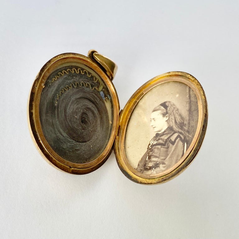Victorian Enamel and 15 Carat Gold Memorial Locket For Sale at 1stDibs