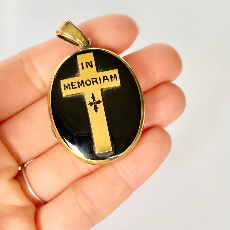 Victorian Enamel and 15 Carat Gold Memorial Locket For Sale at 1stDibs