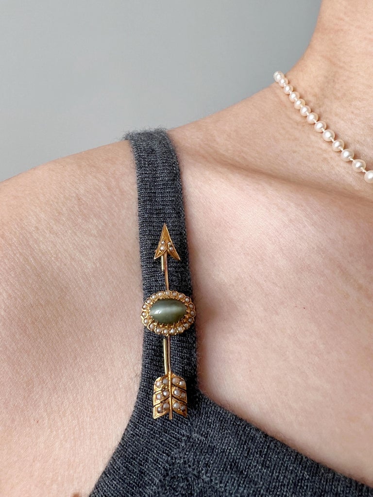 Victorian Era 18k Gold Cat-Eye Chrysoberyl Pearl Arrow Brooch For Sale ...