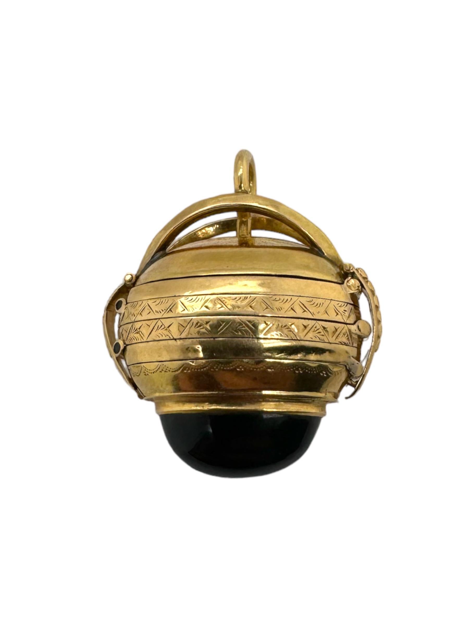 Victorian Era 6 Picture Locket Pendant 18K Yellow Gold For Sale at 1stDibs