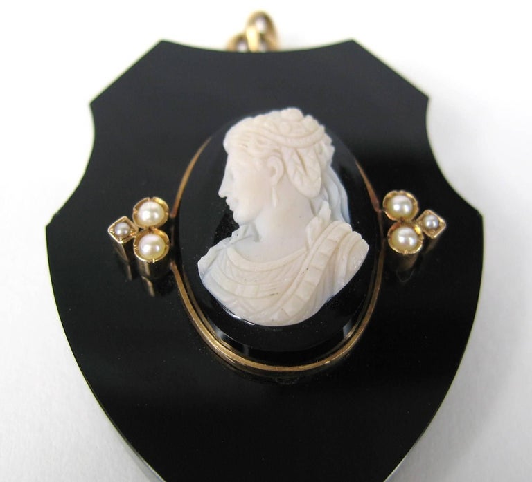 Victorian gold Hair locket pendant - Black Jet For Sale at 1stDibs