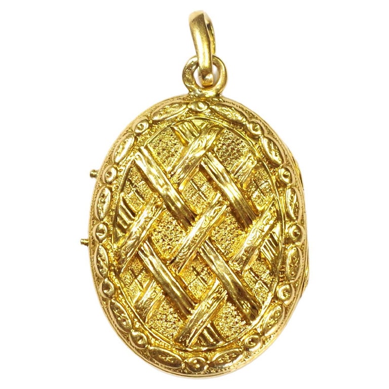 Victorian Gold Locket in Yellow Gold 18 Karats For Sale at 1stDibs